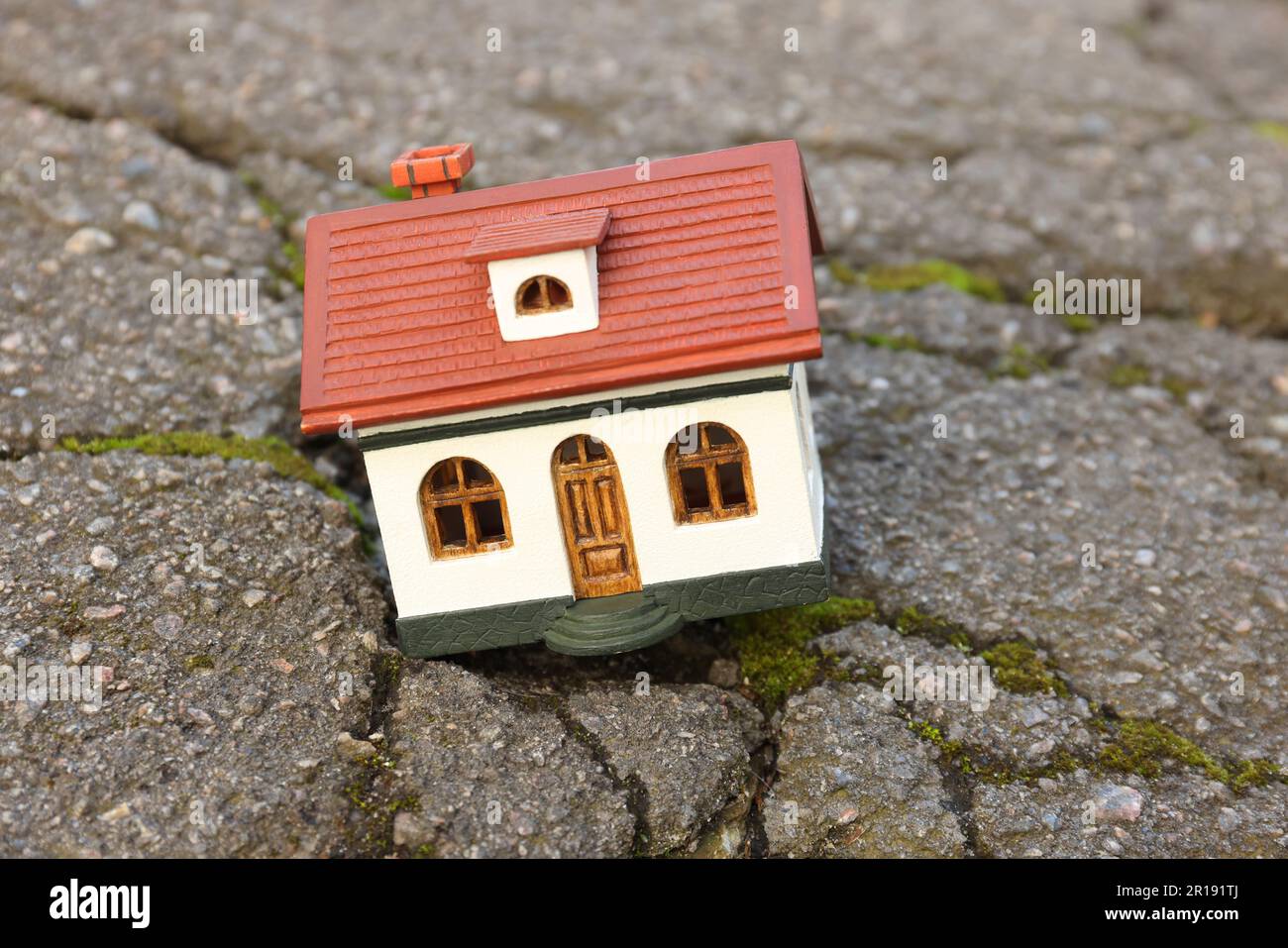 House model in cracked asphalt. Earthquake disaster Stock Photo - Alamy