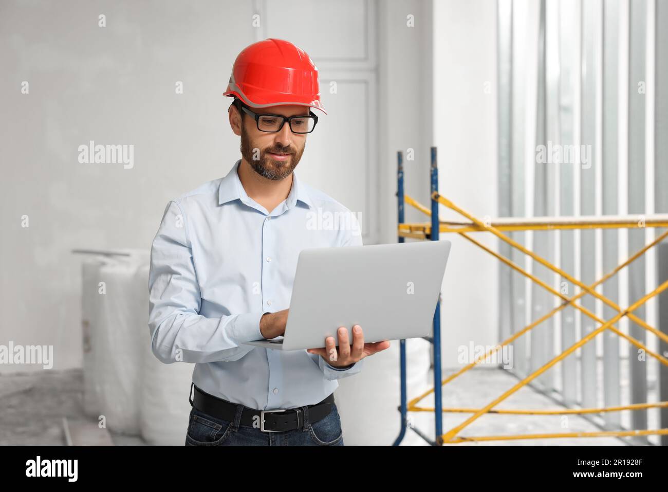 Engineer in hard hat hi-res stock photography and images - Alamy