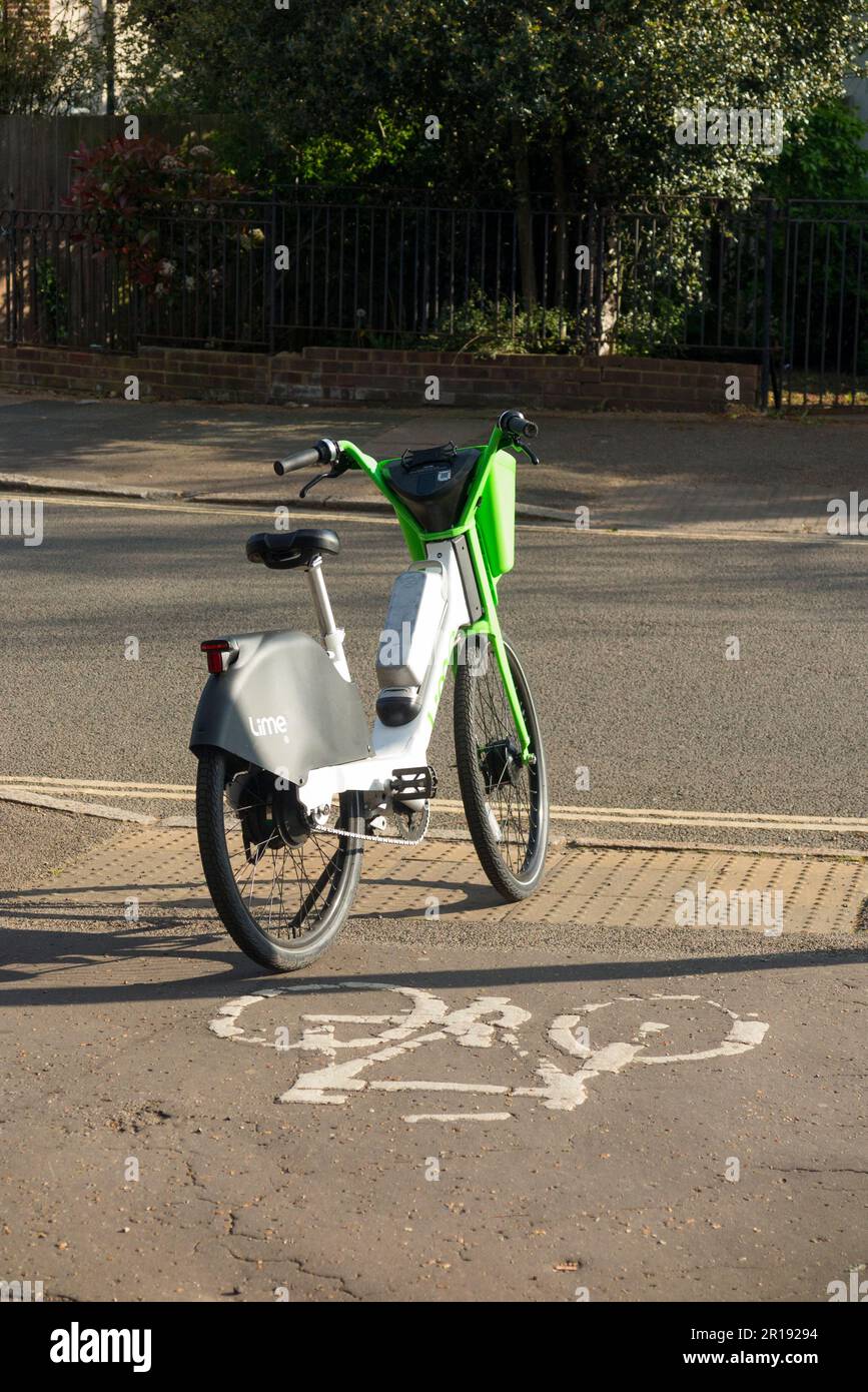 Tfl e bike hire hi-res stock photography and images - Alamy