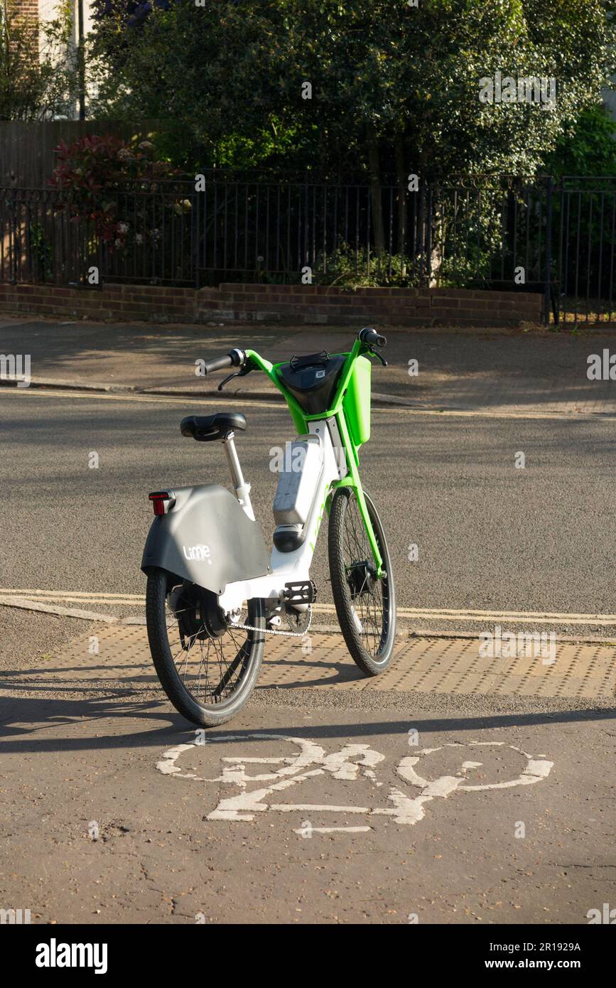 Tfl e bike hire hi-res stock photography and images - Alamy