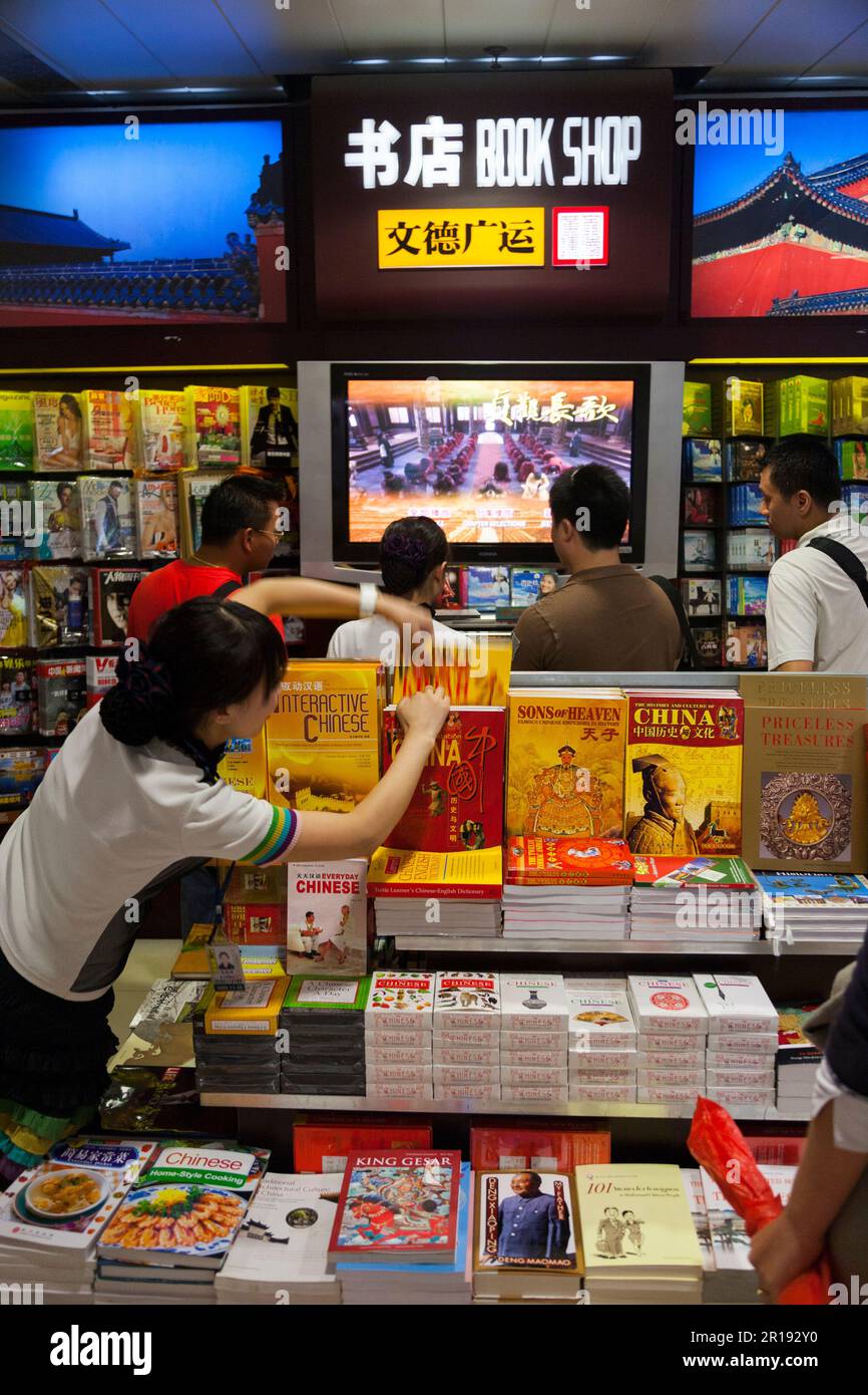 Book shop / shops / shopping in the departure terminal concourse hall ...