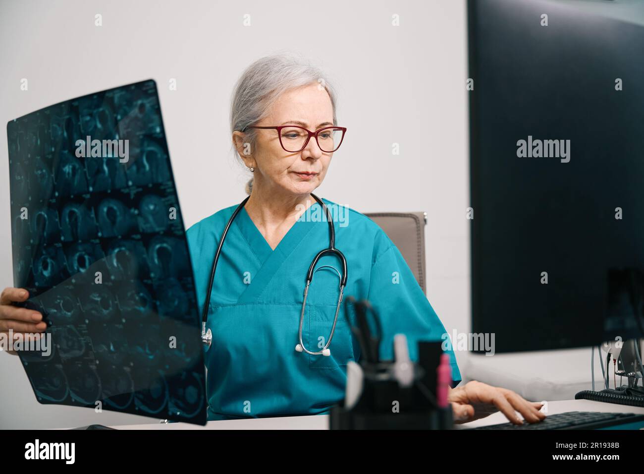 Doctor holds mri scan hi-res stock photography and images - Alamy