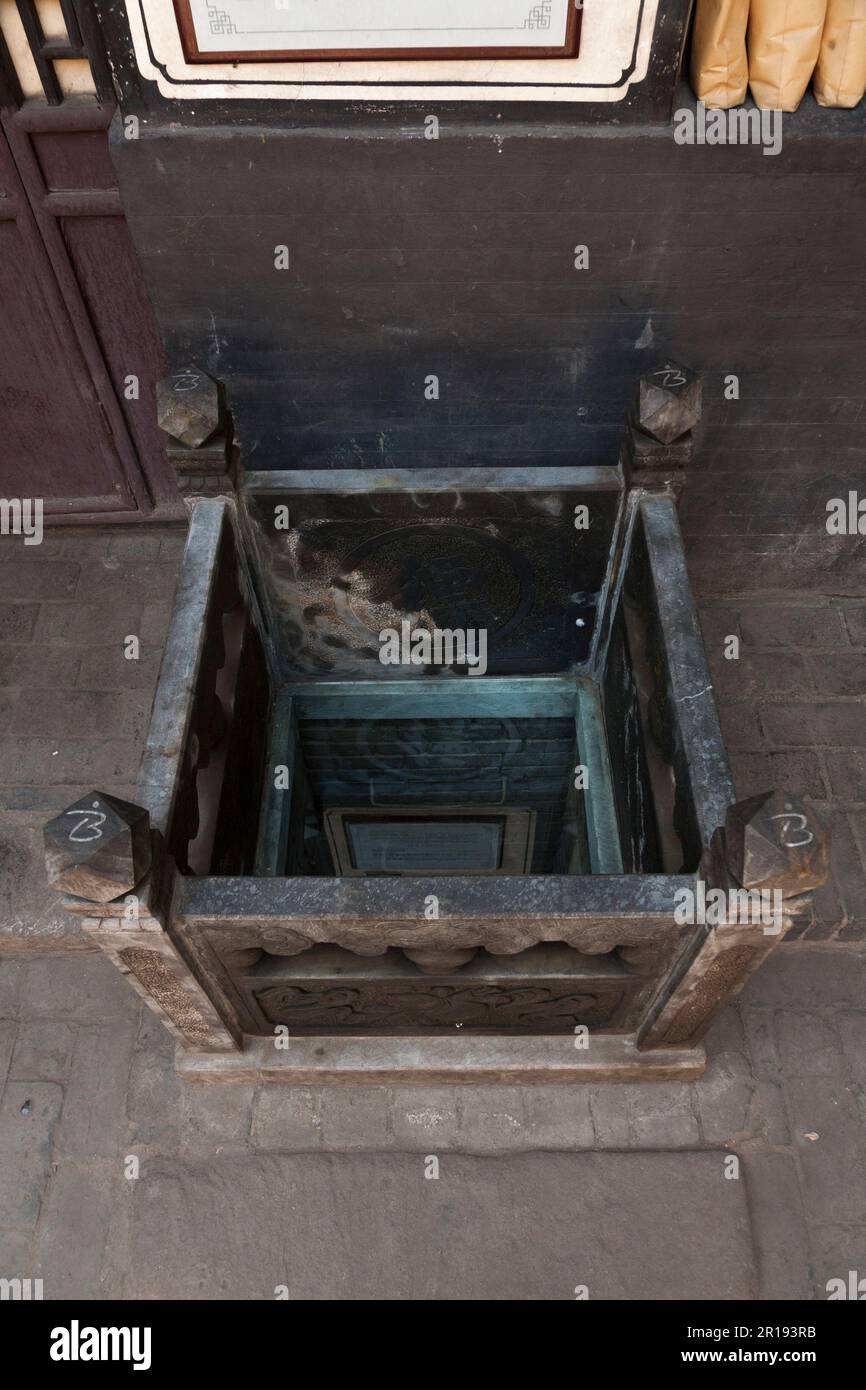 Vault money underground safe hi-res stock photography and images - Alamy
