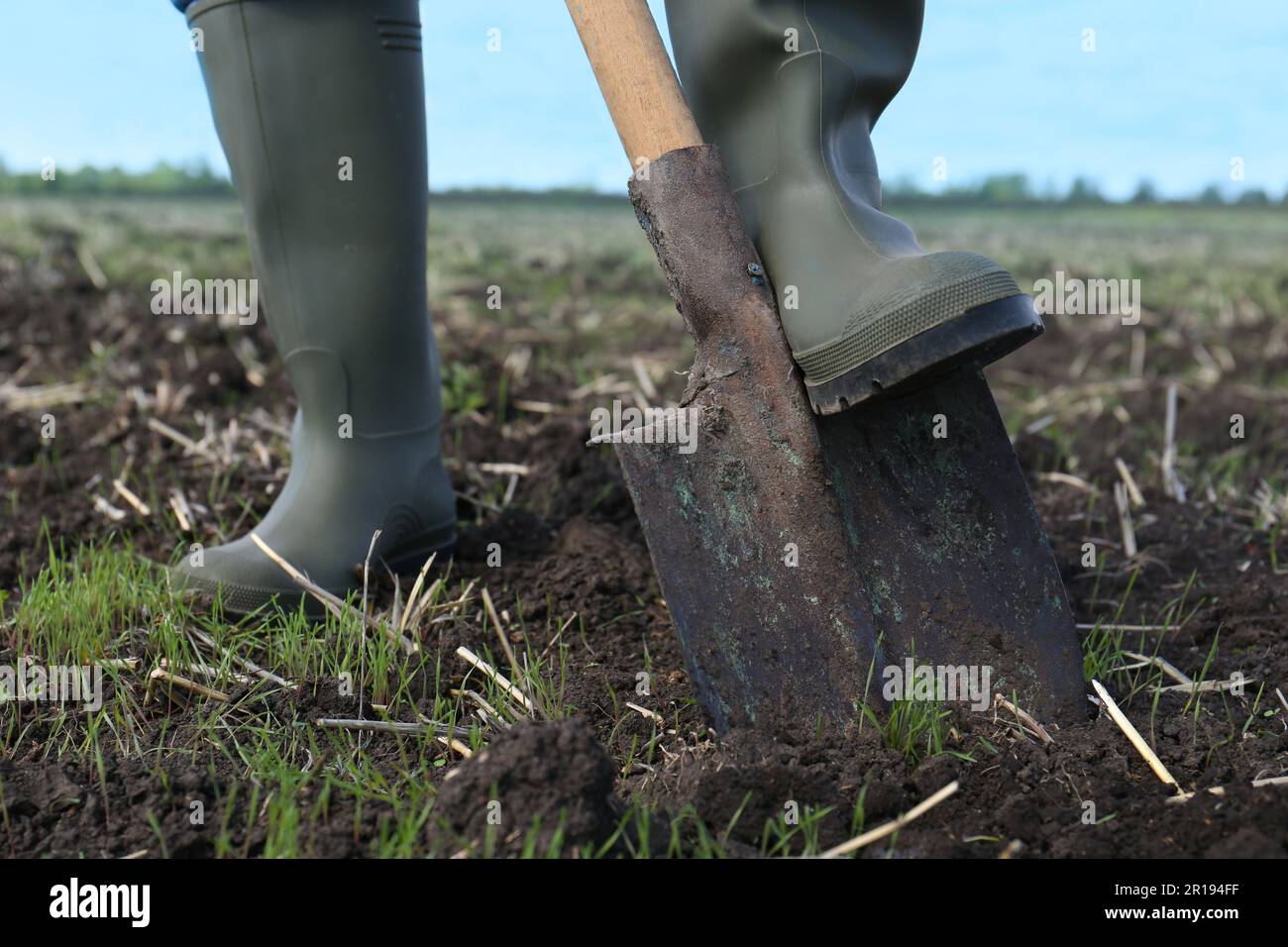Man digging soil in backyard man hi-res stock photography and images ...