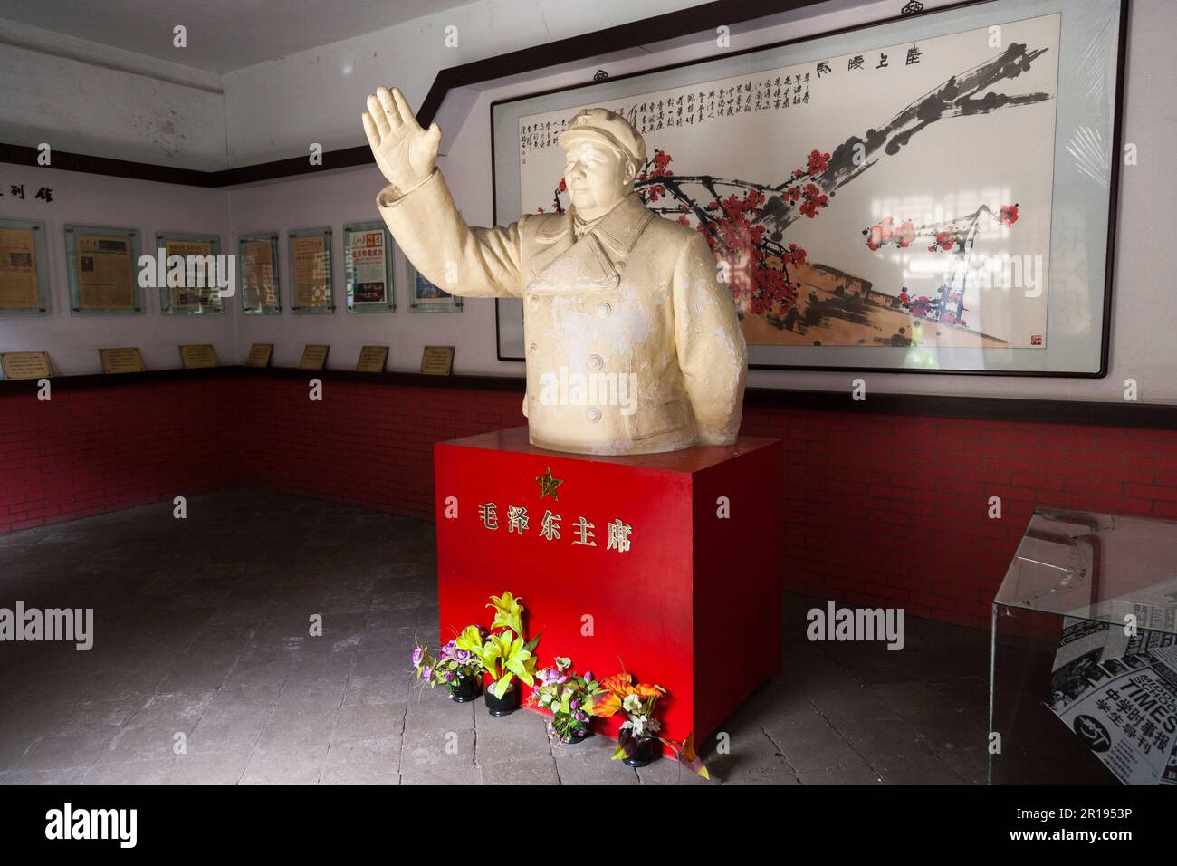 Statue of an heroic arm waving Chairman Mao Zedong / Mao Tse-Tung from ...