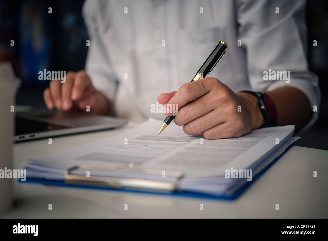 Write document hi-res stock photography and images - Alamy