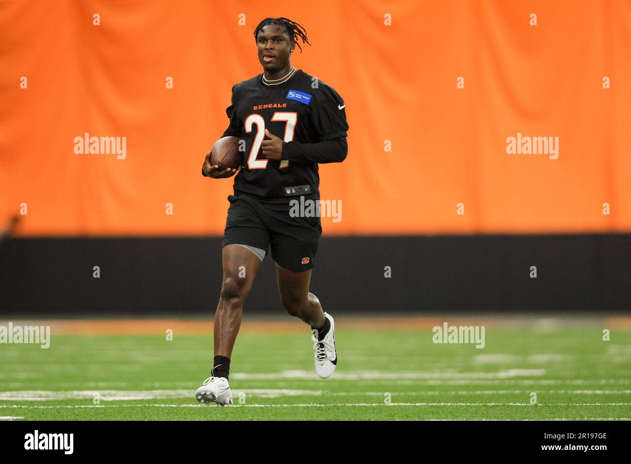 Cincinnati Bengals' Jordan Battle carries the ball as he takes part in ...