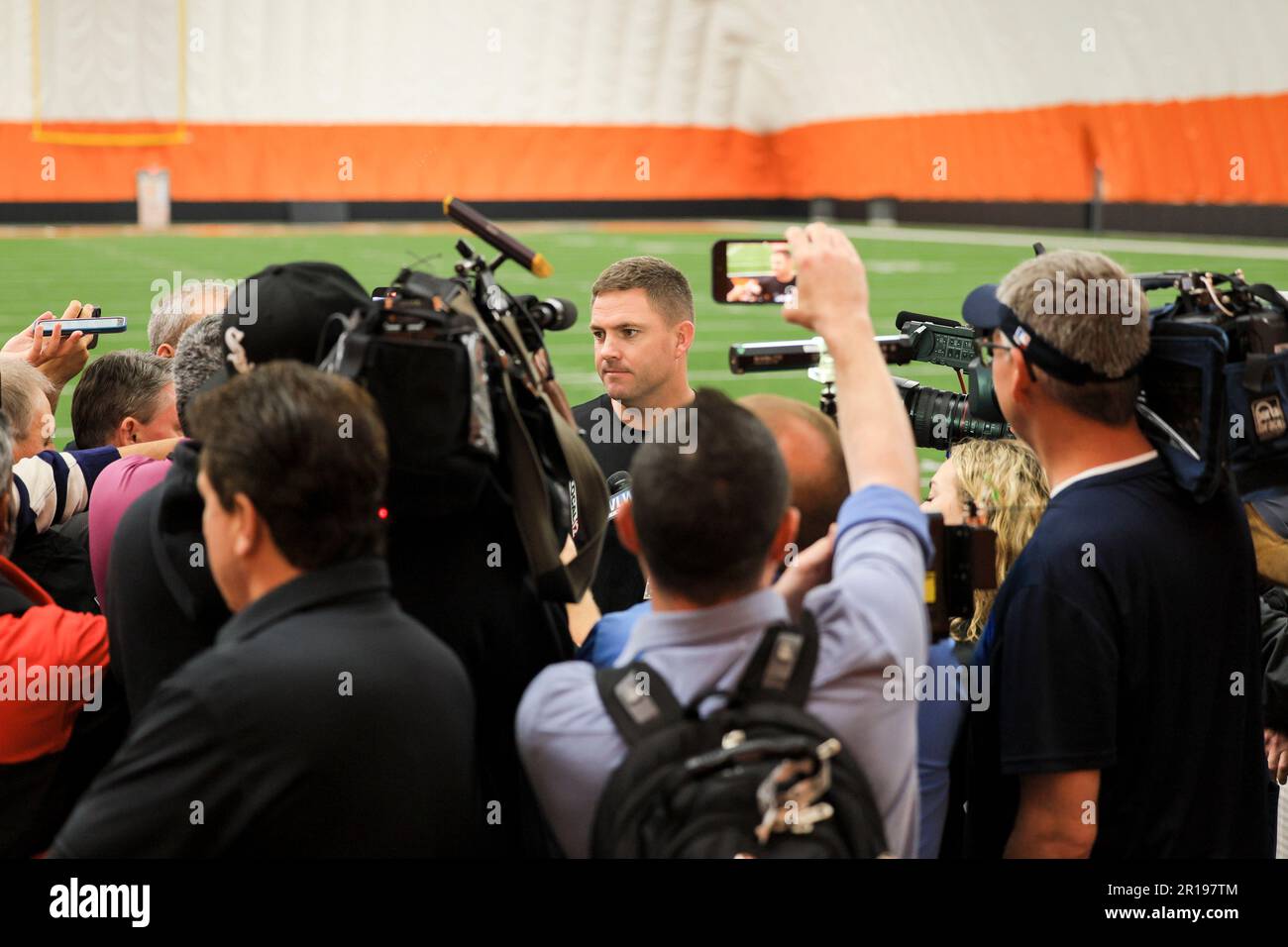 Cincinnati Bengals head coach Zac Taylor talks with members of the ...