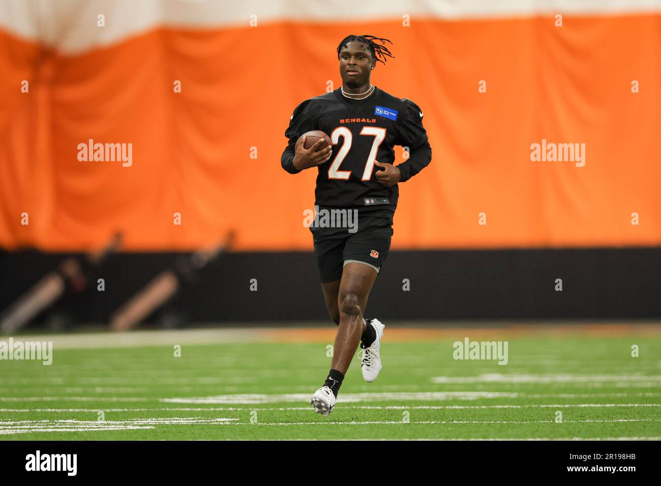 Cincinnati Bengals' Jordan Battle carries the ball as he takes part in ...