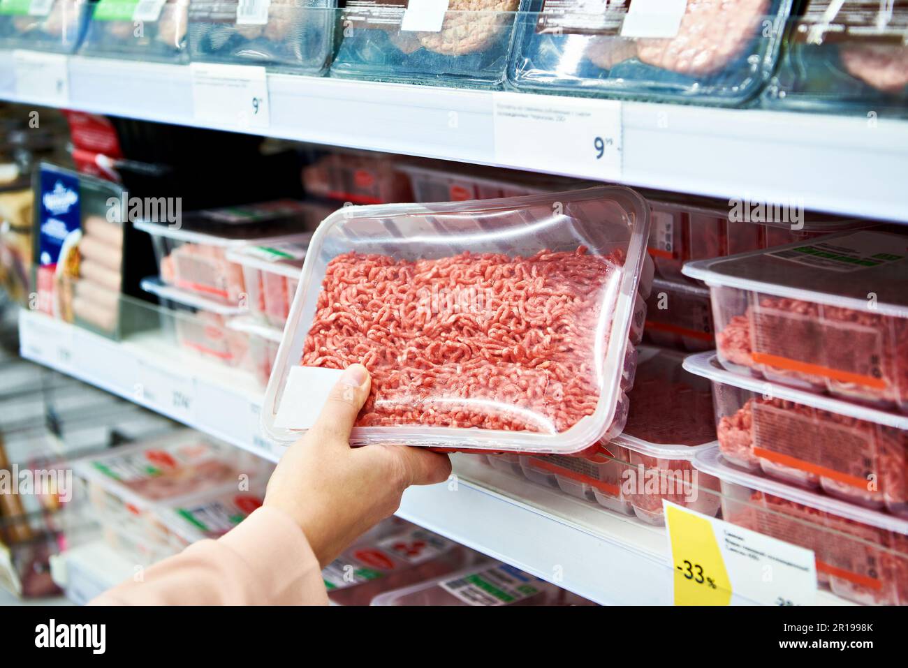 Hands mix minced beef hi-res stock photography and images - Alamy