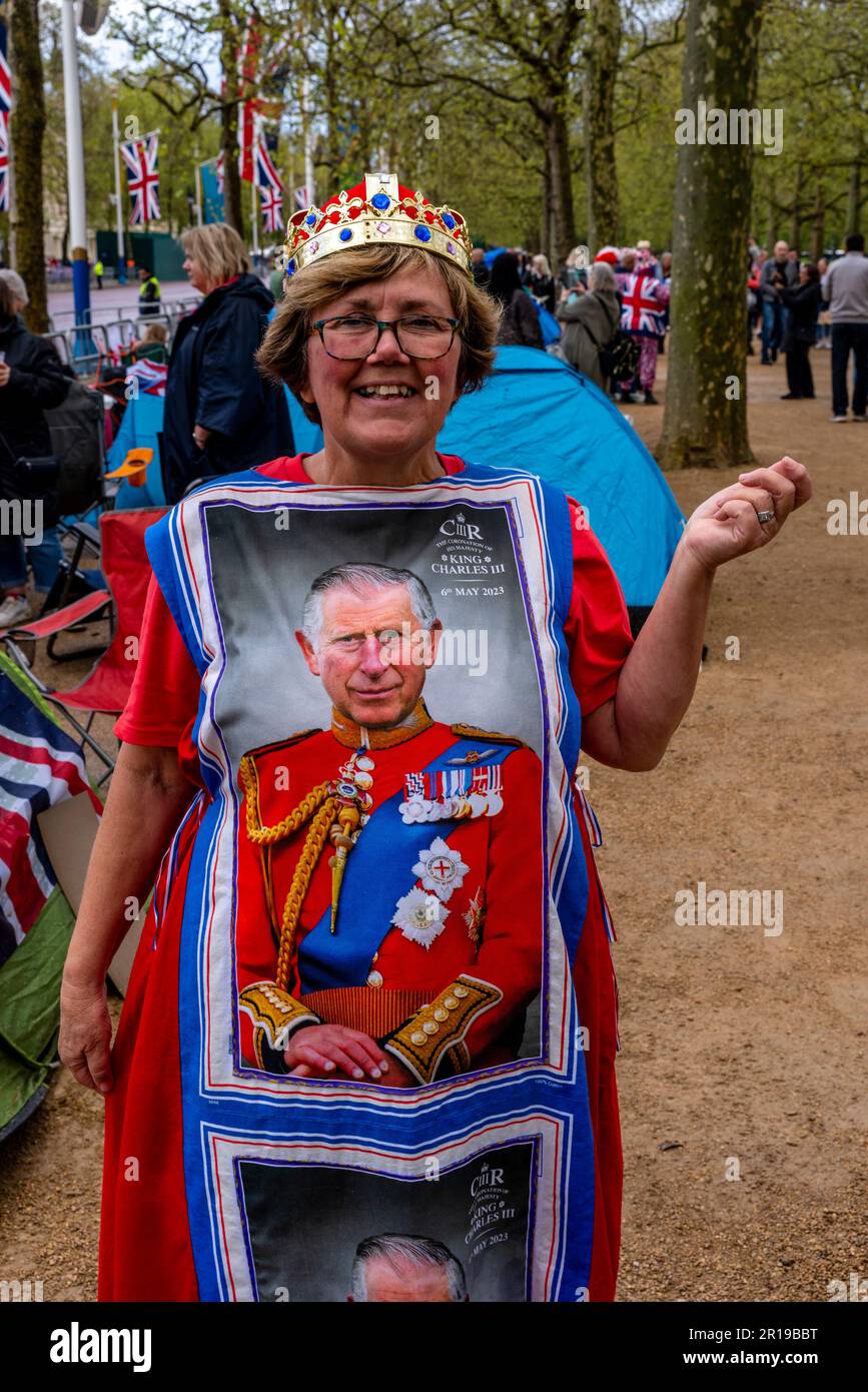 A Woman In Royal Fancy Dress Poses For A Photo In The Mall Before The ...