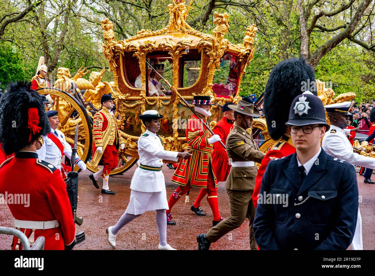 King Charles III and Queen Camilla Travel Back To Buckingham Palace In ...
