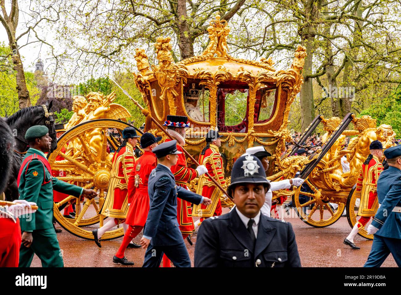 King Charles III and Queen Camilla Travel Back To Buckingham Palace In ...