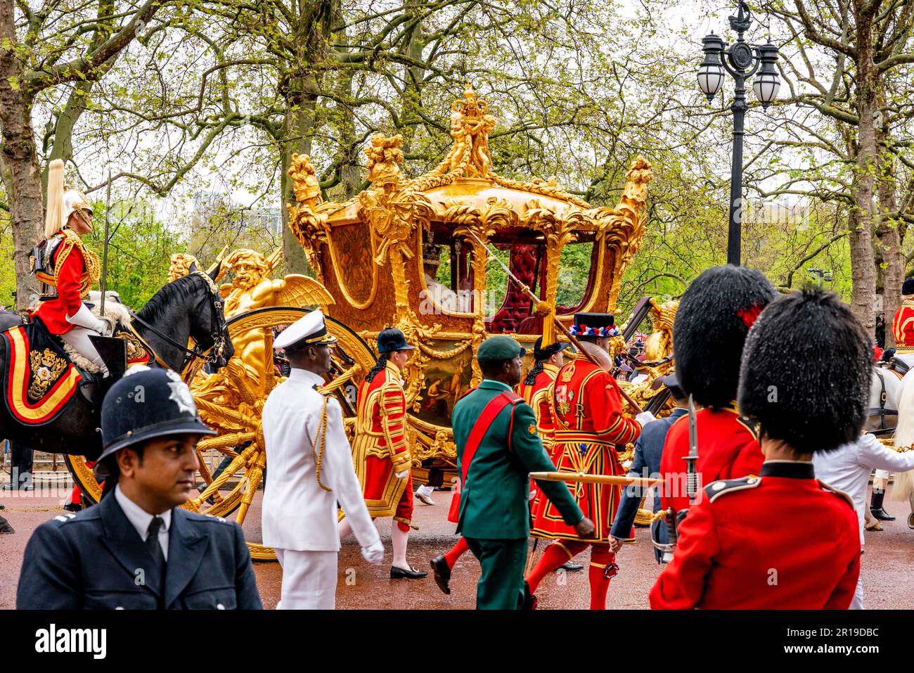 King Charles III and Queen Camilla Travel Back To Buckingham Palace In ...