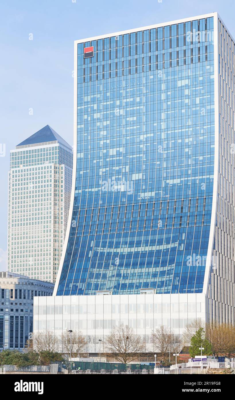 Société Generale kyscraper buildings at the financial district of ...