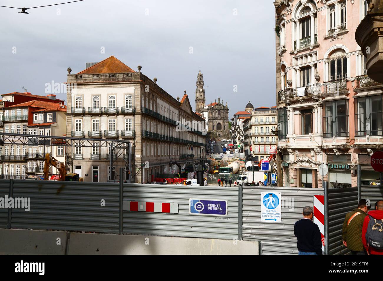 Construction site for new Pink Line Metro project on Praça da Liberdade ...