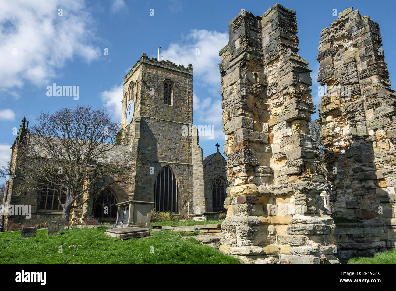 St Mary's Church and the ruins of the old medieval church, Scarborough ...