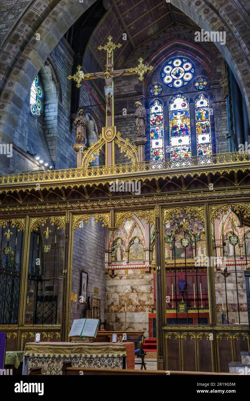 Looking towards the east window through the screen and chancel arch ...