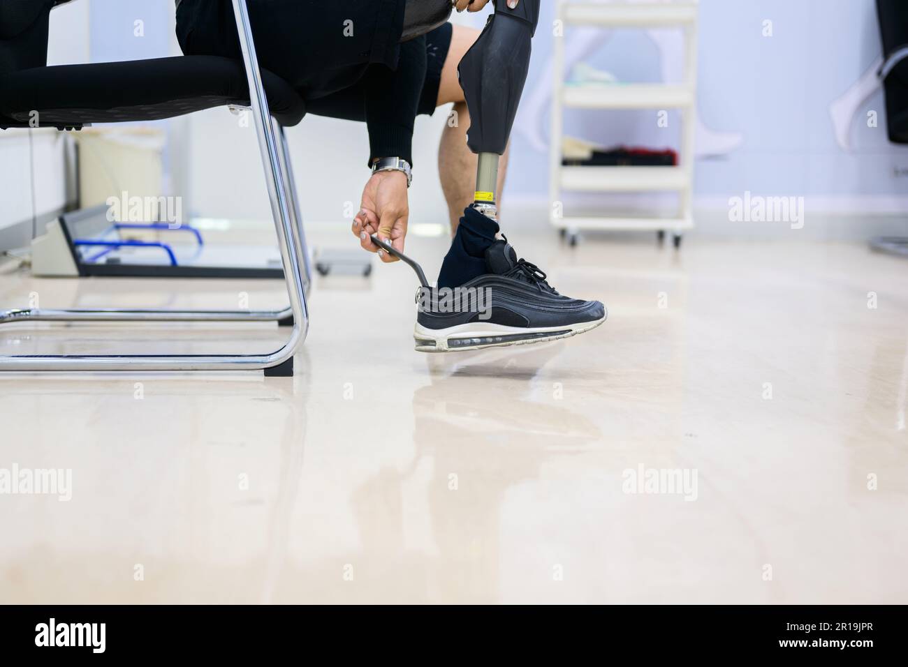 Disabled athlete patient with physical disability doing exercise Stock ...