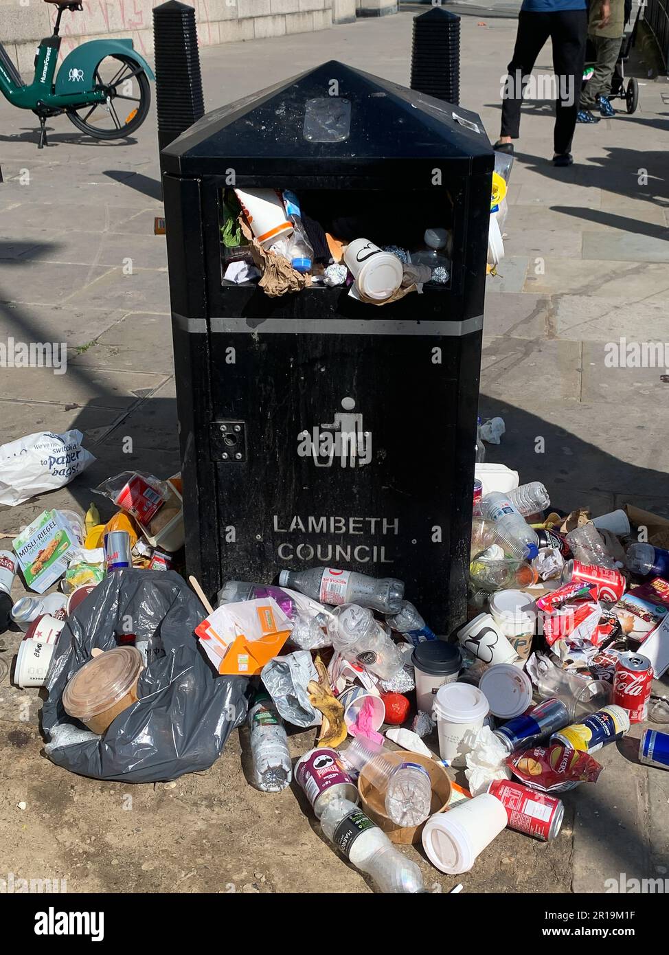 Westminster, London, UK. 29th April, 2023. Rubbish overflows in Lambeth ...