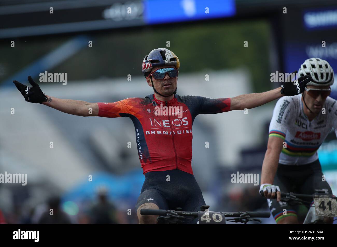 Thomas Pidcock from Britain, left, wins the Men ELITE cross-country ...