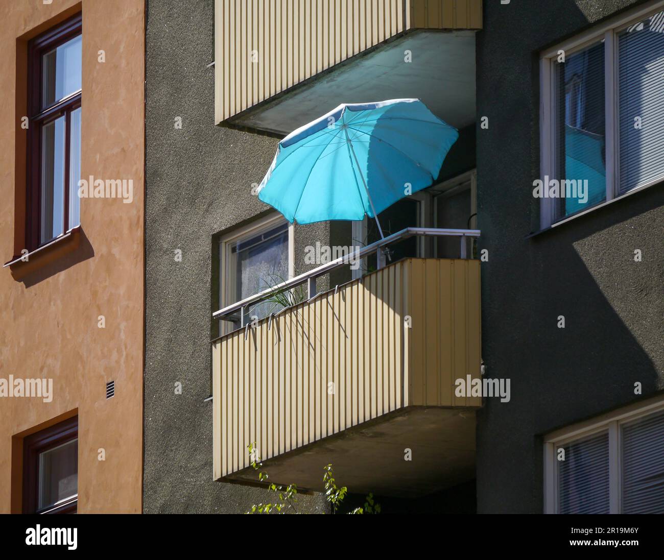 Large outdoor shade umbrella hi-res stock photography and images - Alamy