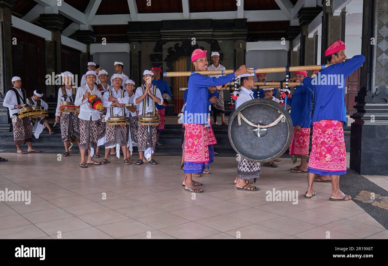 Local Balinese people performing their prayers in Pura Ulun Danu ...