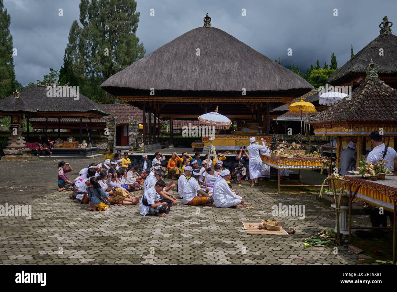 Local Balinese people performing their prayers in Pura Ulun Danu ...