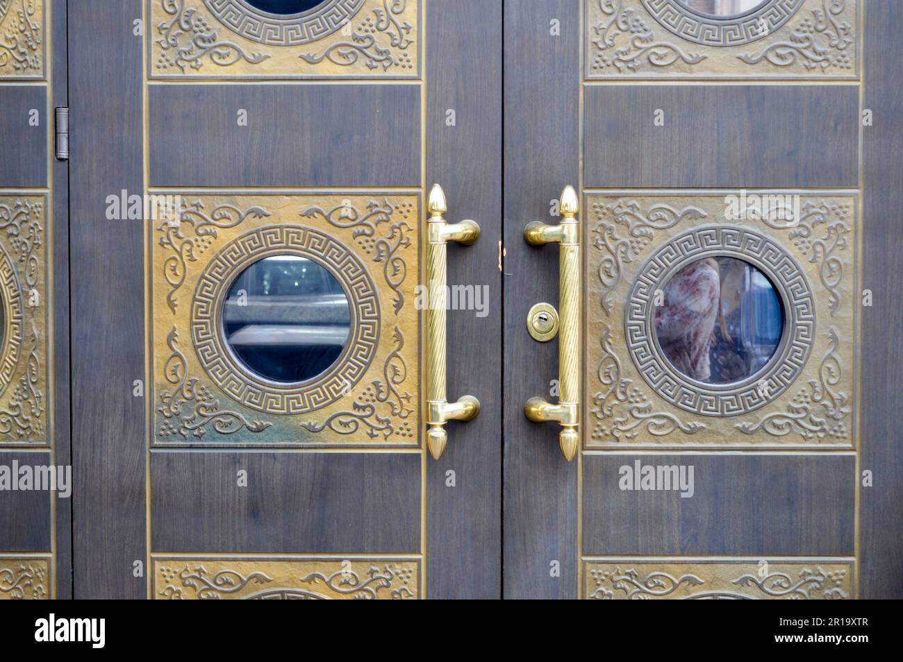 Black and gold gates hi-res stock photography and images - Alamy