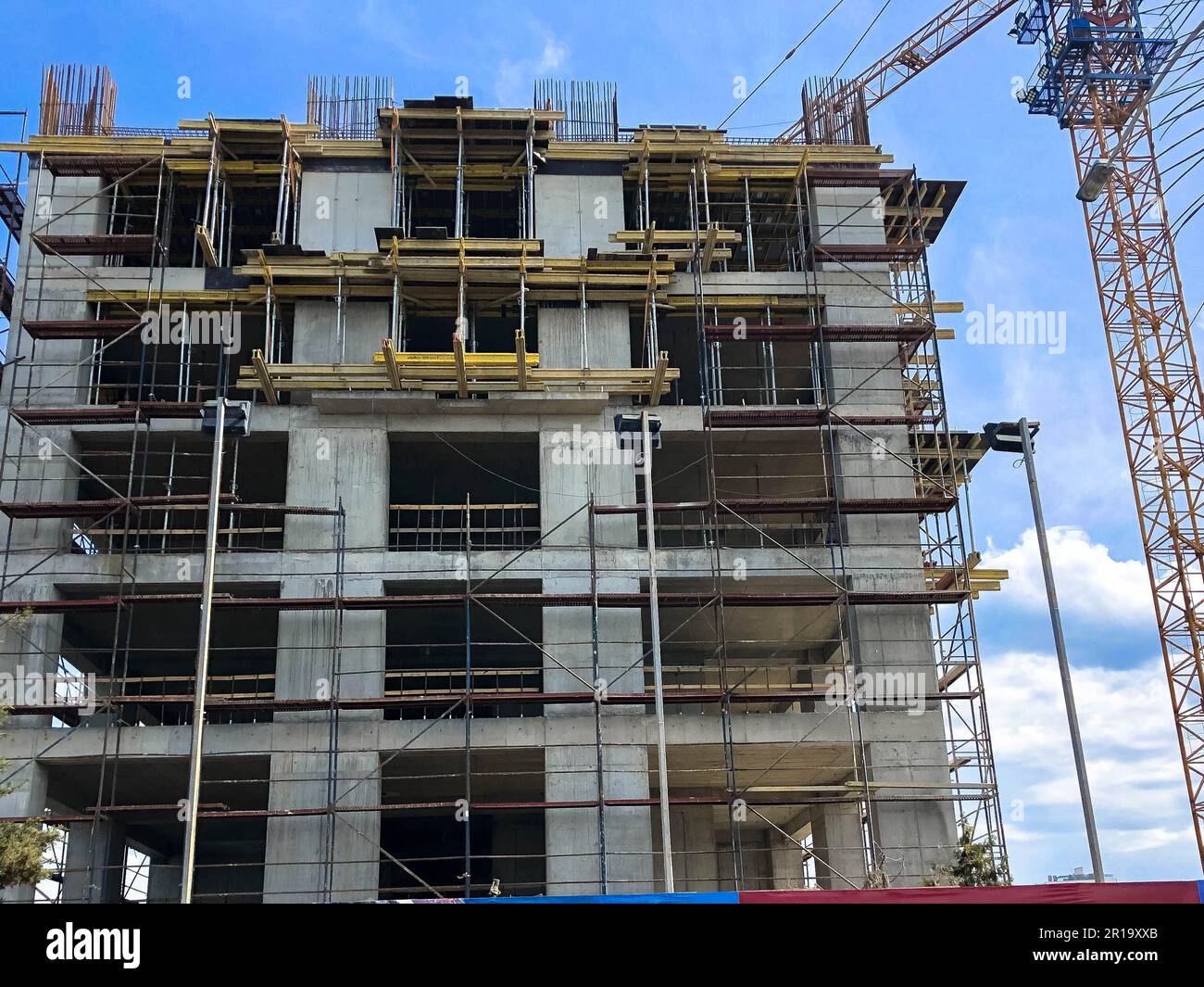 Construction of a monolithic frame house of concrete and gas silicate ...