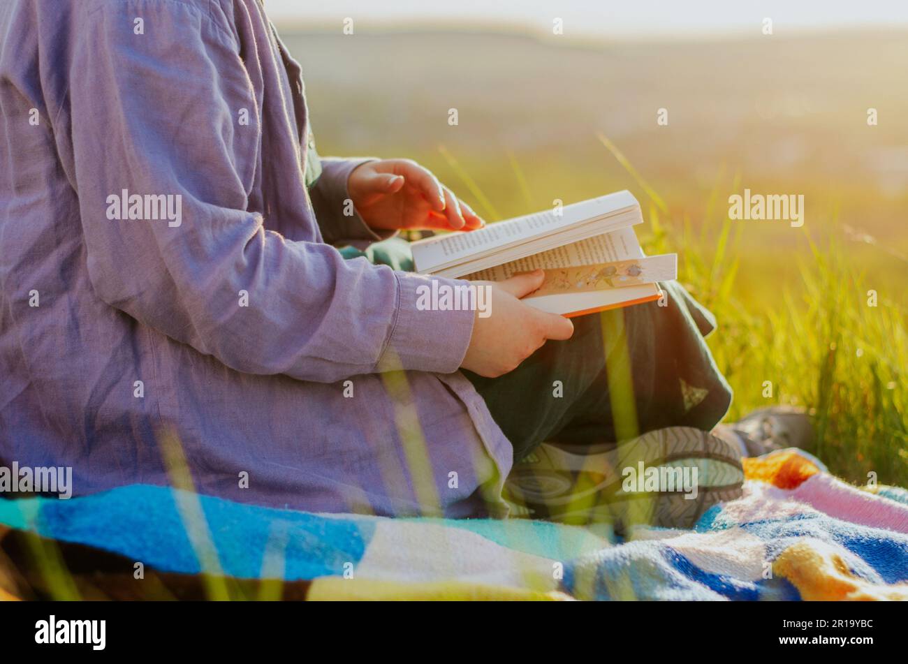 Reading no face hi-res stock photography and images - Alamy