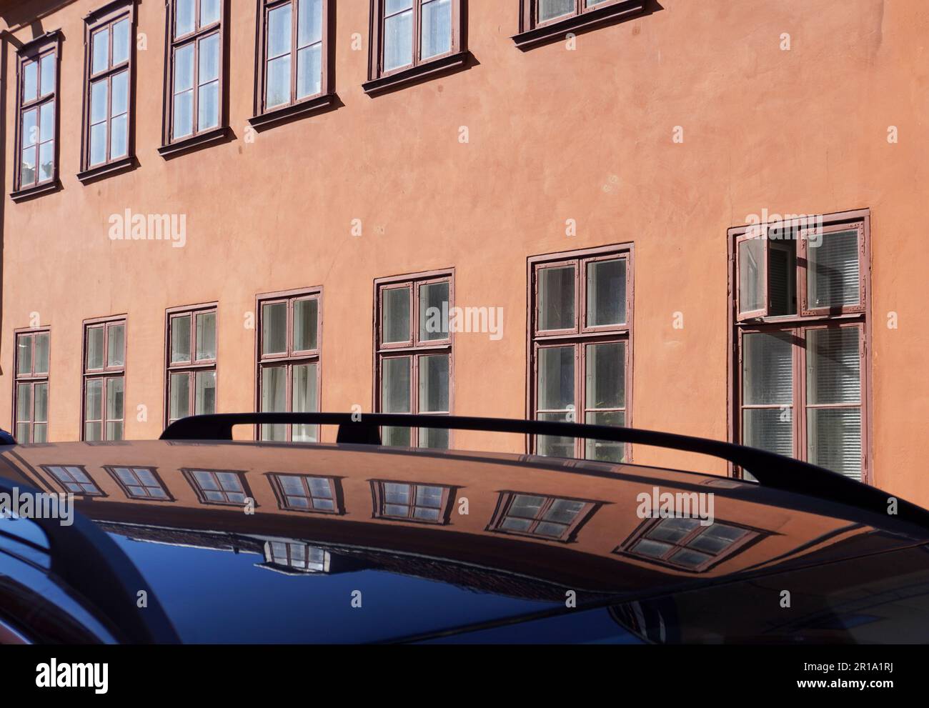 Parked car in front of apartment building hi-res stock photography and ...