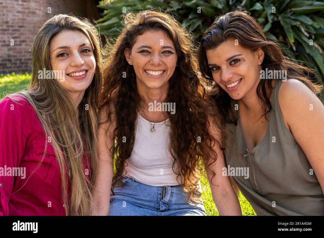 Three women posing camera hi-res stock photography and images - Alamy