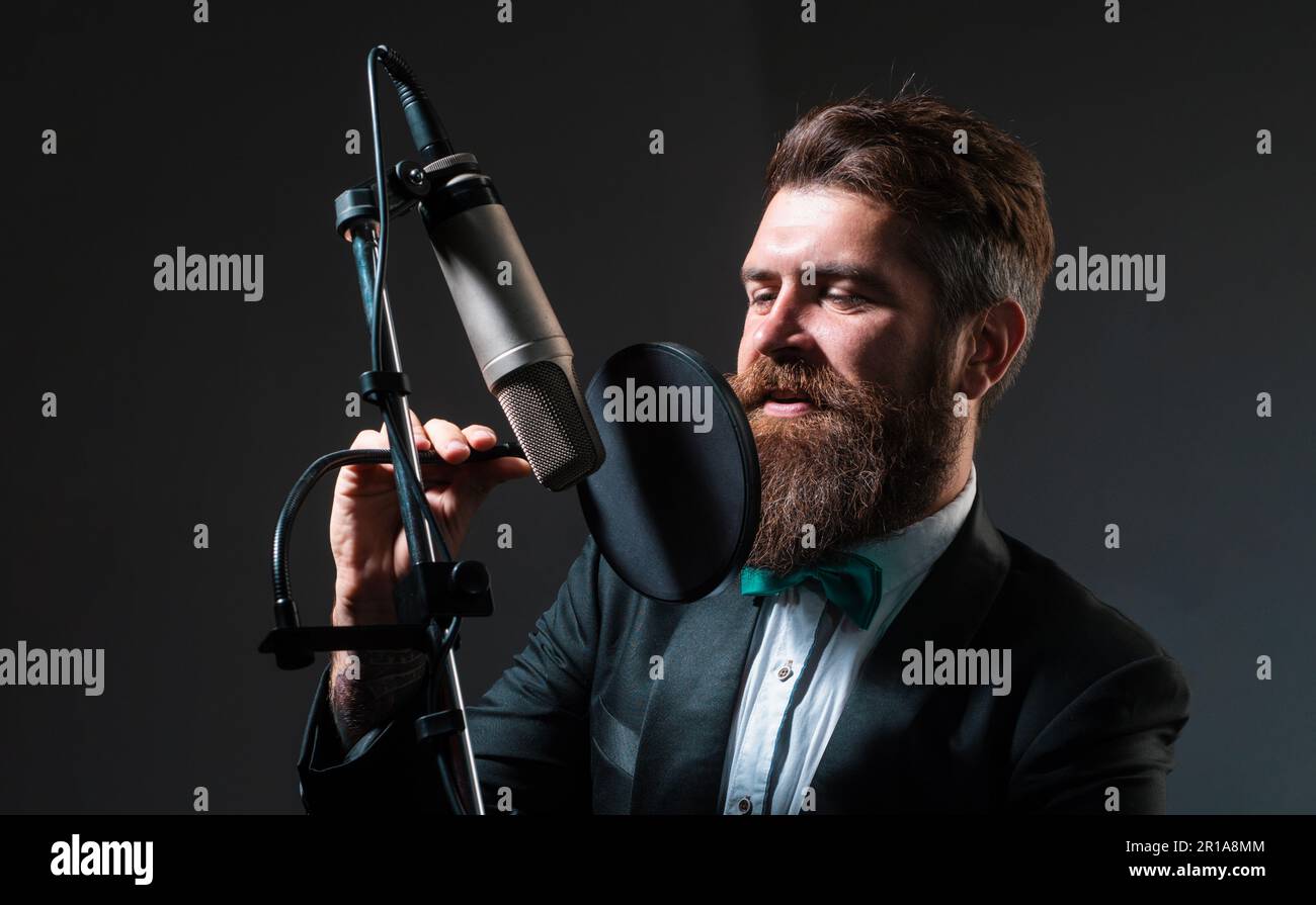 Classic singer. Man singing with music microphone Stock Photo - Alamy