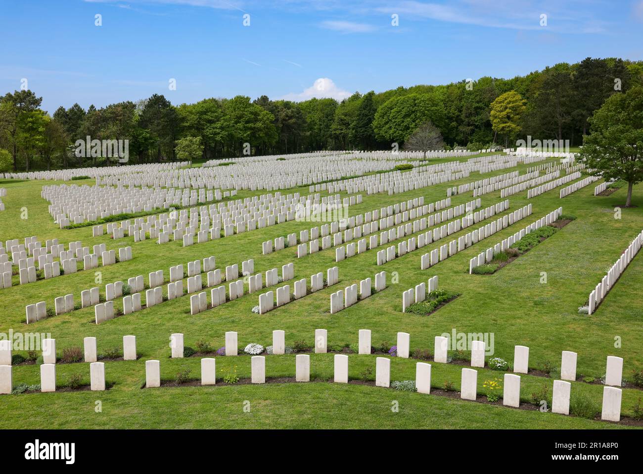 Military Commonwealth War Graves for WO I and WOII soldiers, headstones ...