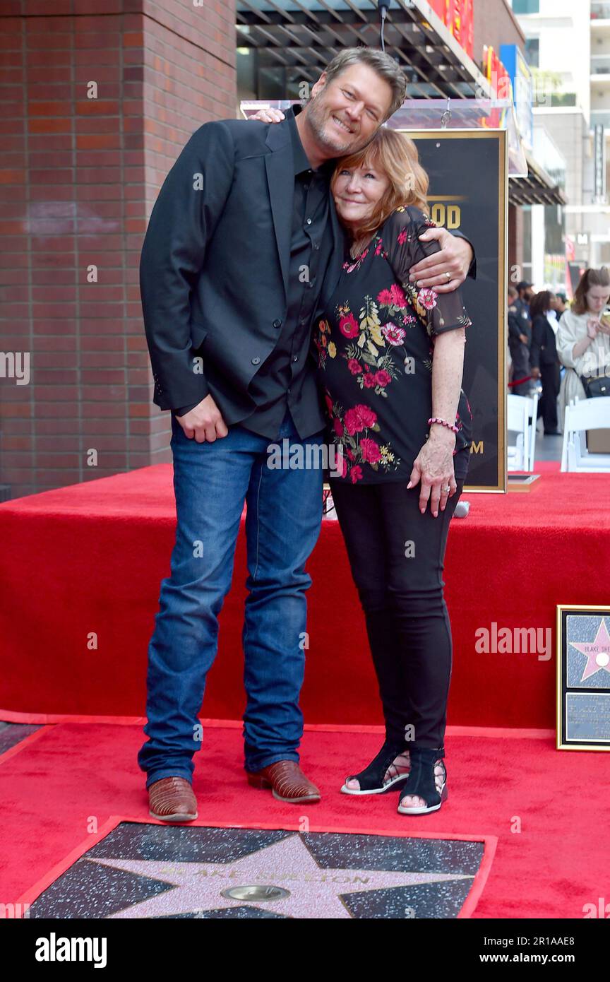 Country music singer Blake Shelton, left, poses with mother Dorothy ...