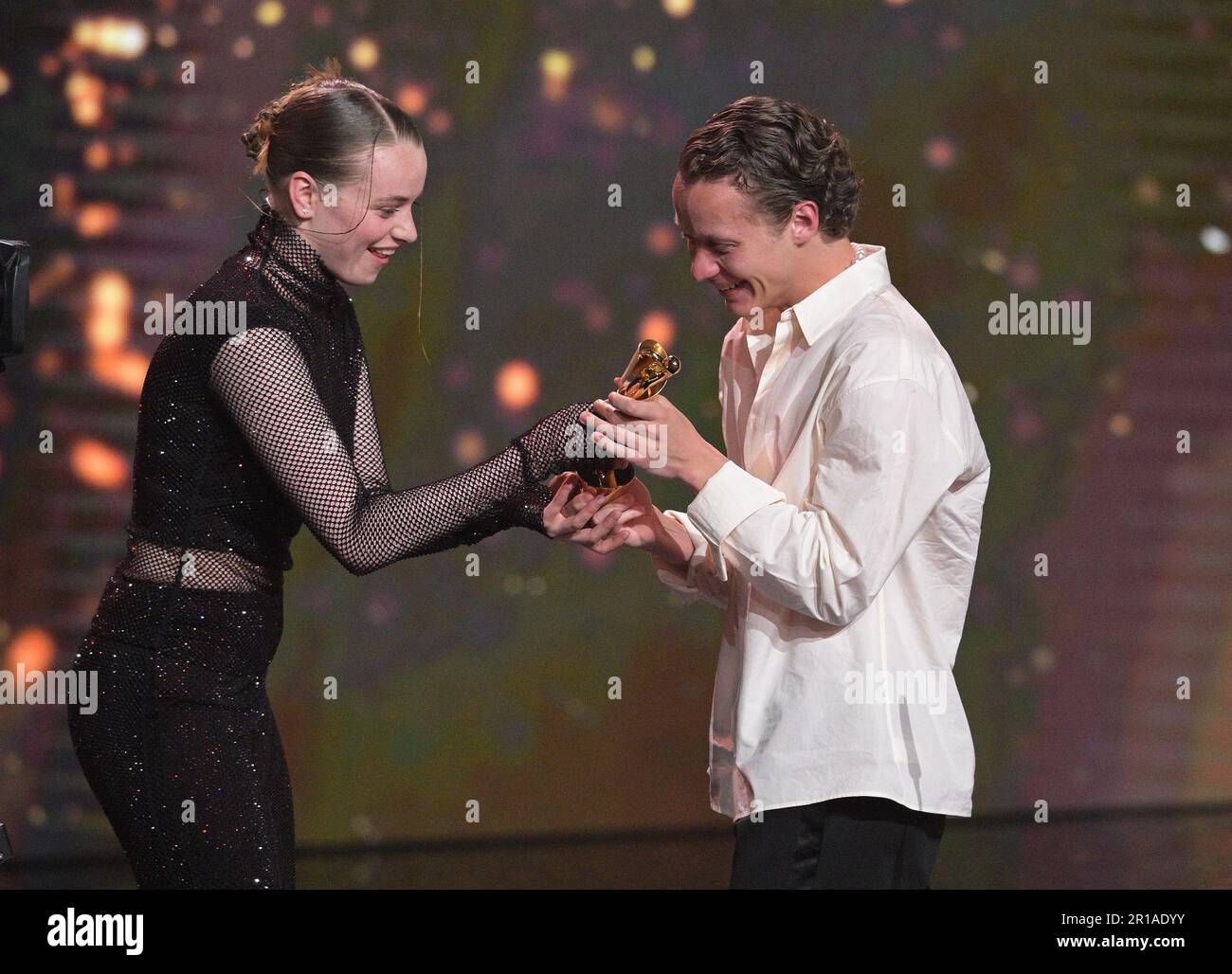 Berlin, Germany. 12th May, 2023. Actor Felix Kammerer (r) receives the ...