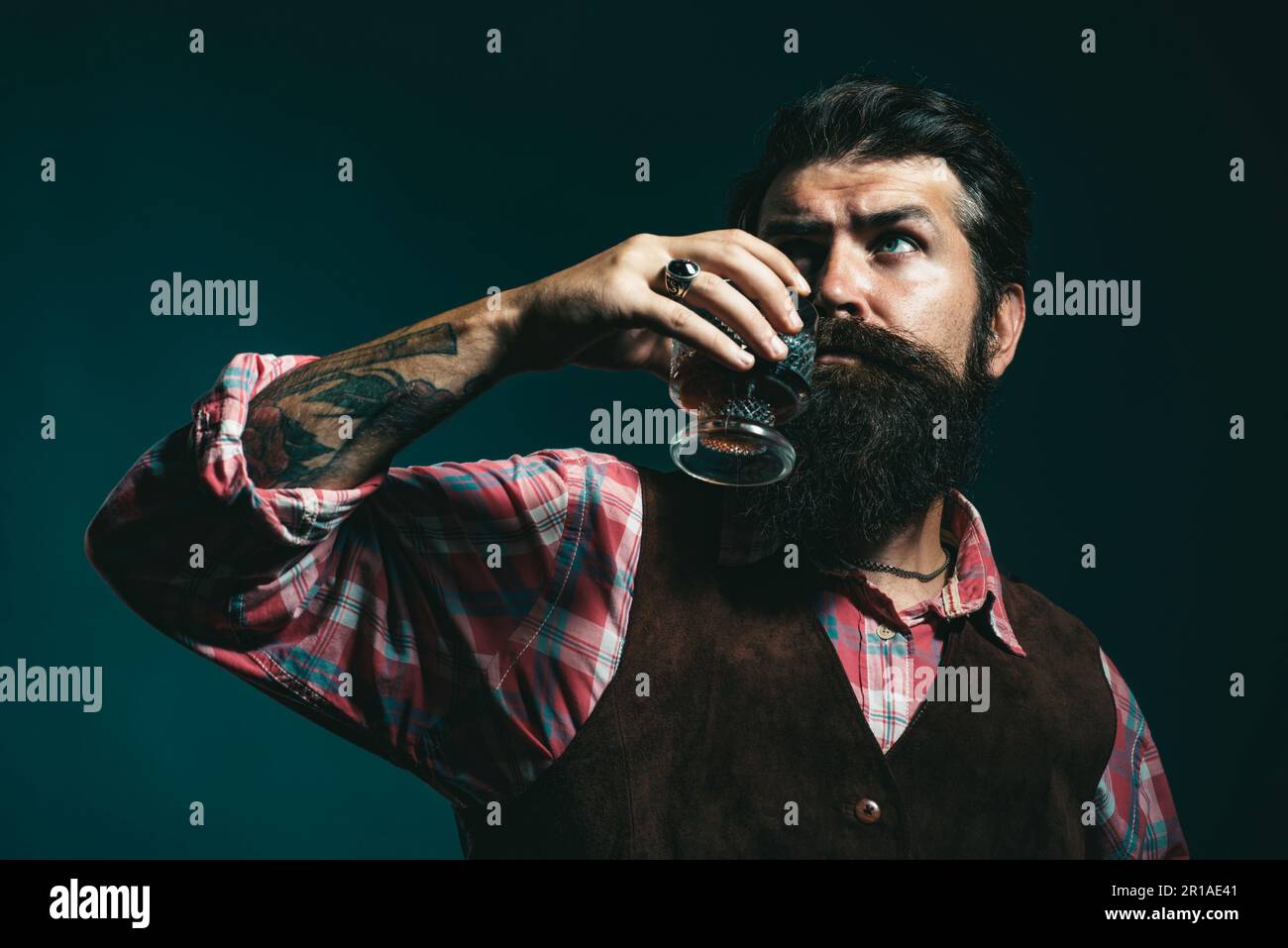 Old man in suit drinking whisky hi-res stock photography and images - Alamy
