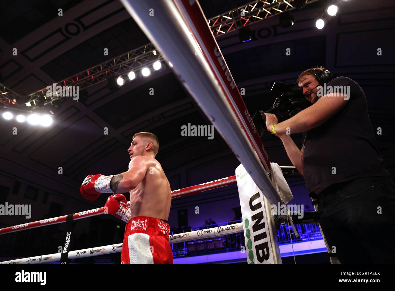 Ryan Garner competes against Eduardo Valverde in the international ...