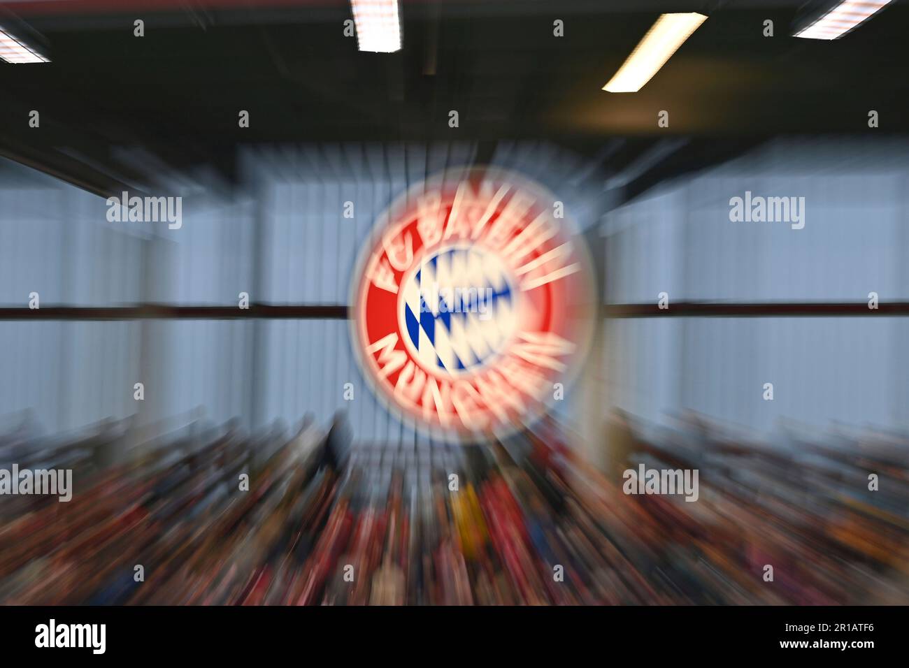 Marginal motif: FC Bayern logo, club emblem, emblem above the spectator ...