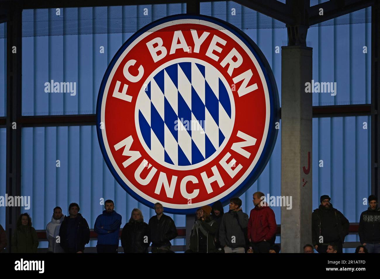 Marginal motif: FC Bayern logo, club emblem, emblem above the spectator ...