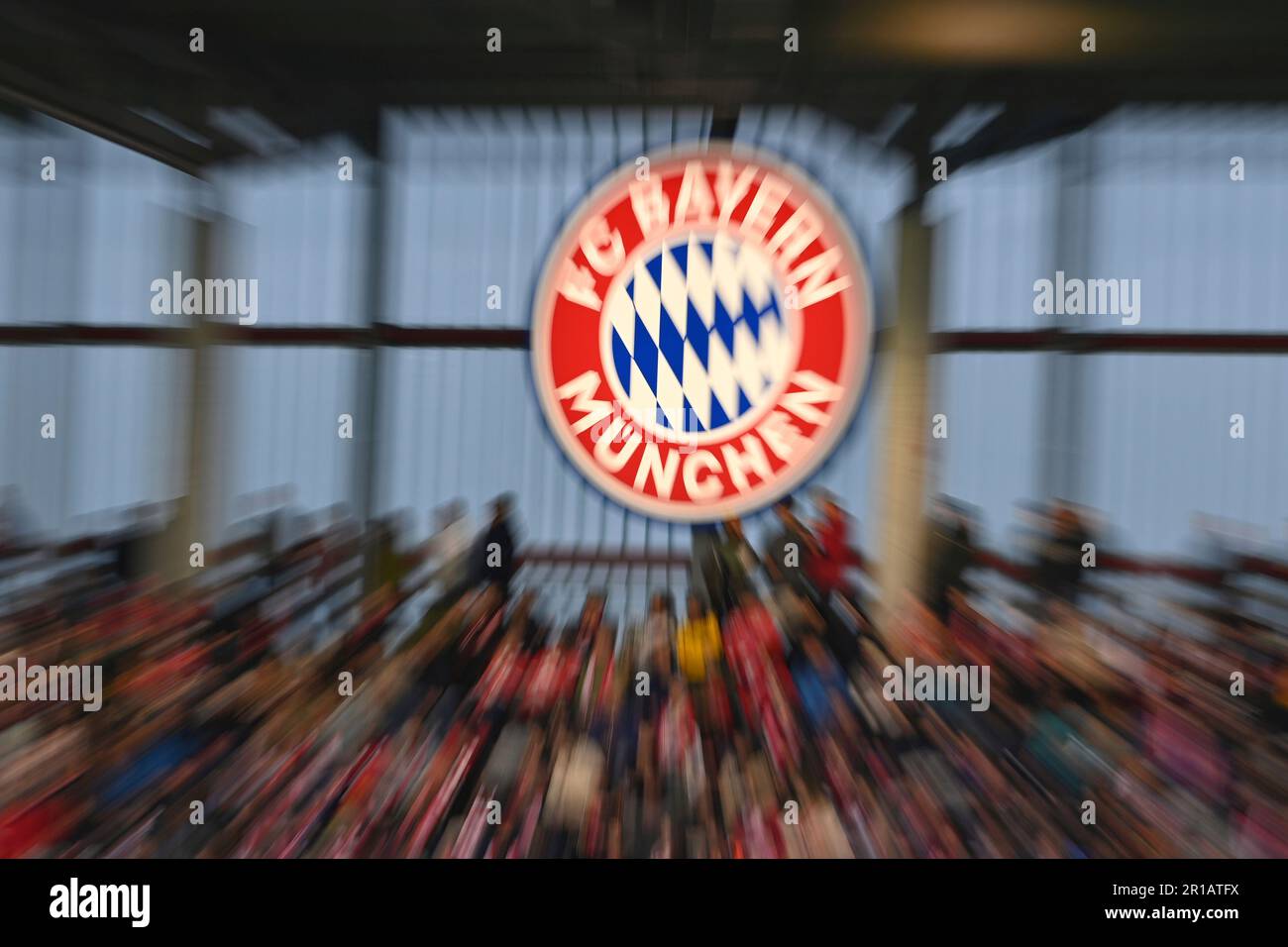 Marginal motif: FC Bayern logo, club emblem, emblem above the spectator ...