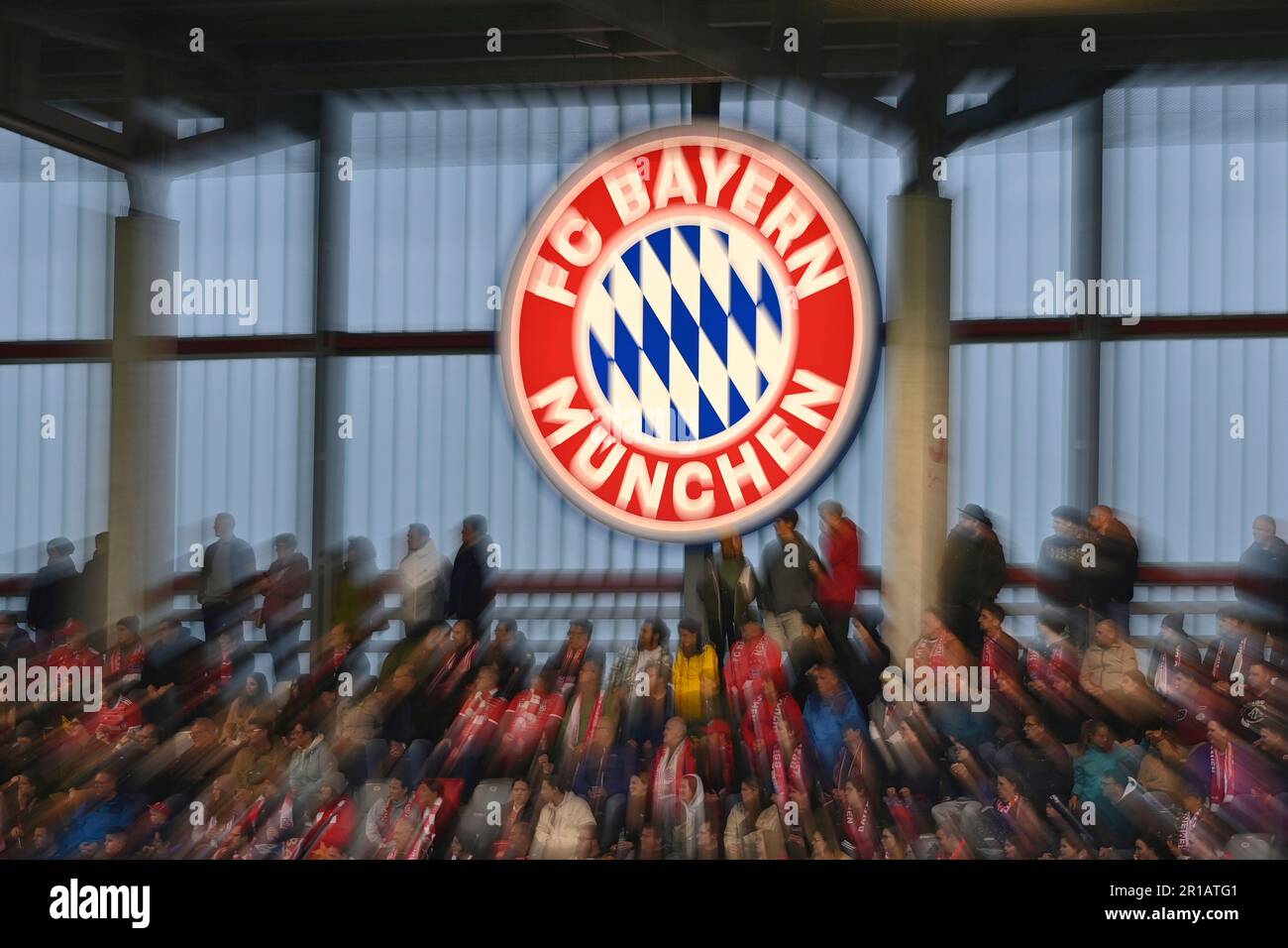 Marginal motif: FC Bayern logo, club emblem, emblem above the spectator ...
