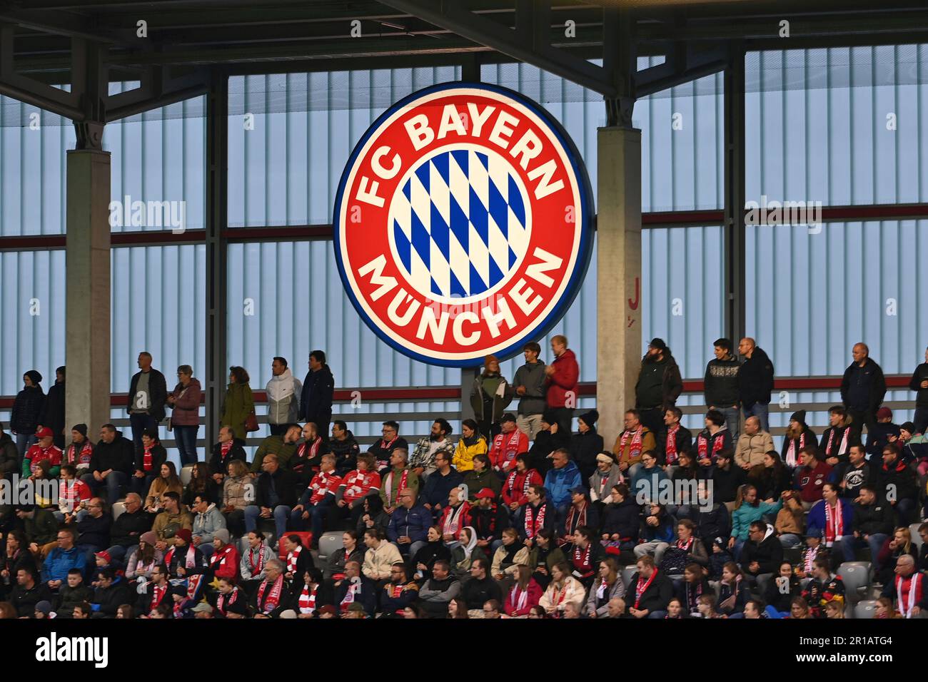 Marginal motif: FC Bayern logo, club emblem, emblem above the spectator ...