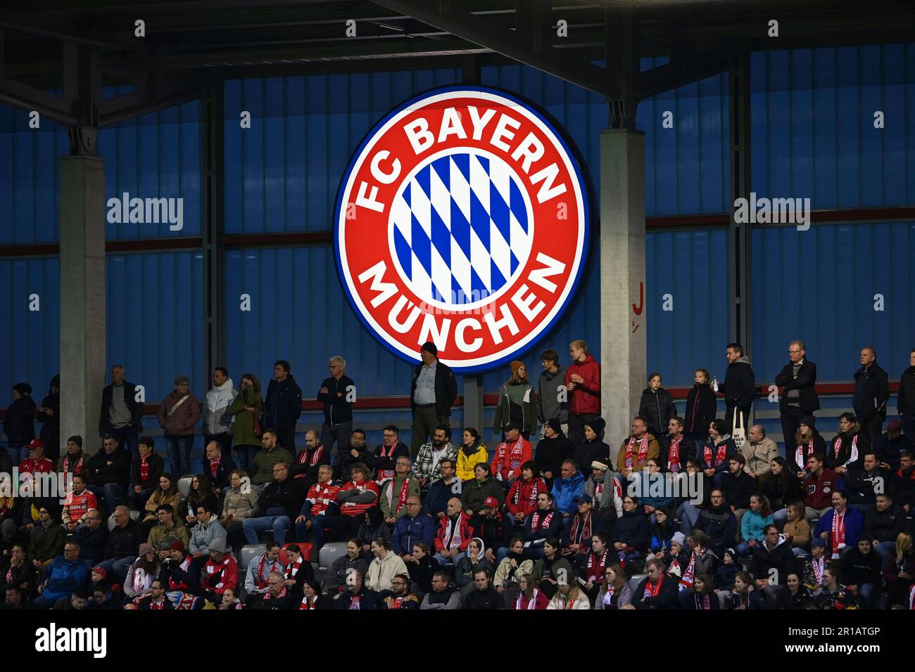 Marginal motif: FC Bayern logo, club emblem, emblem above the spectator ...