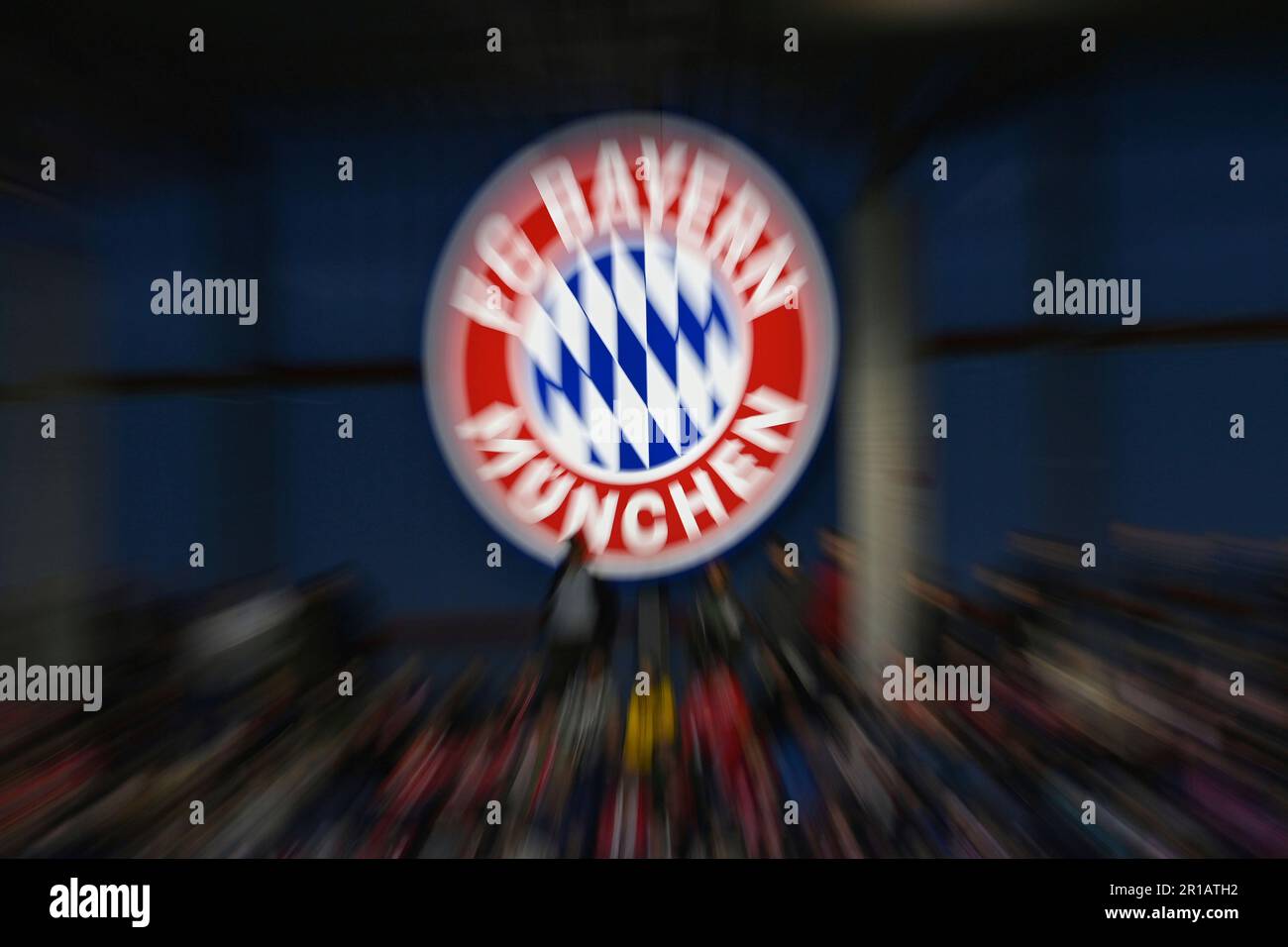 Marginal motif: FC Bayern logo, club emblem, emblem above the spectator ...