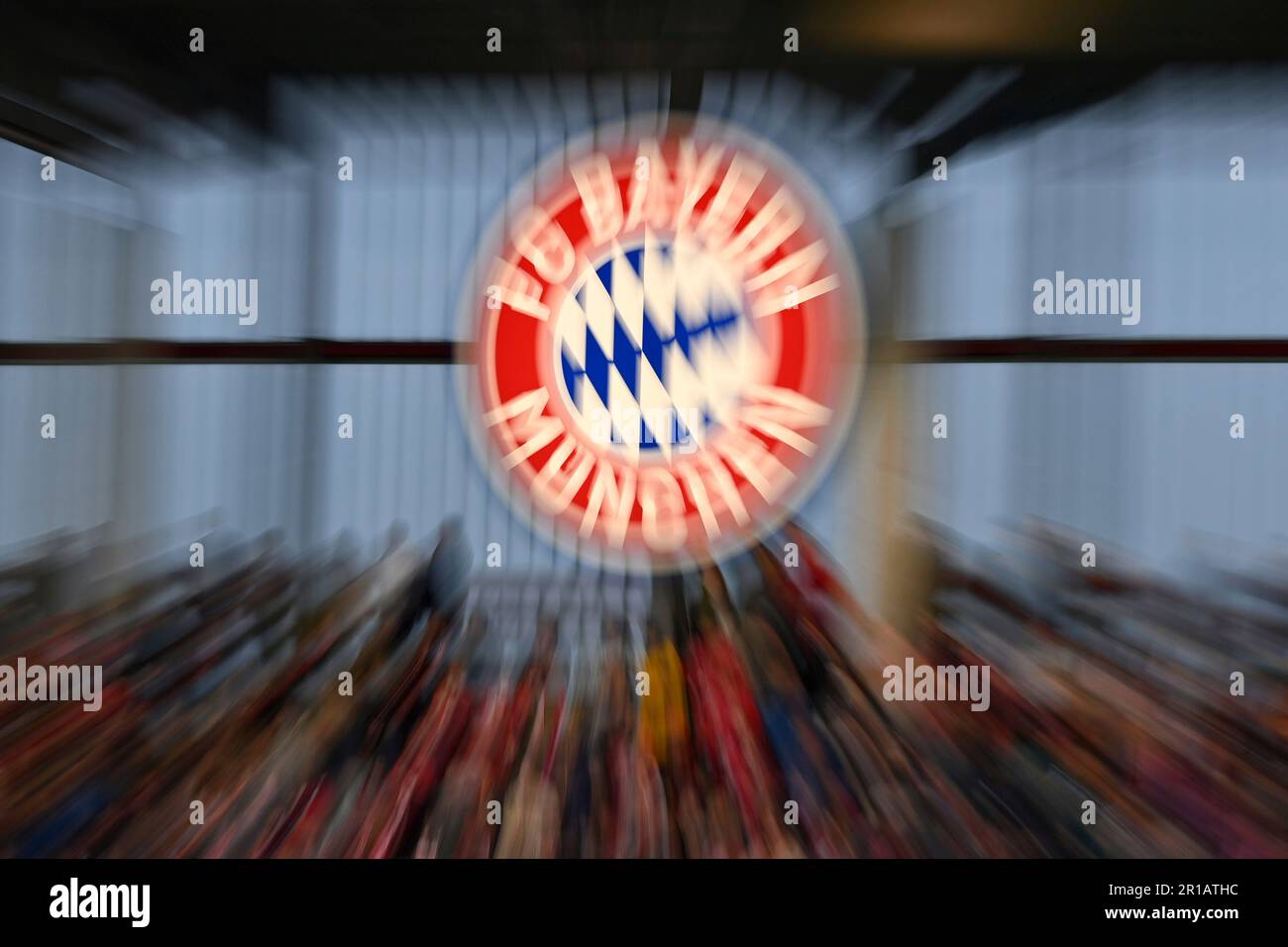 Marginal motif: FC Bayern logo, club emblem, emblem above the spectator ...