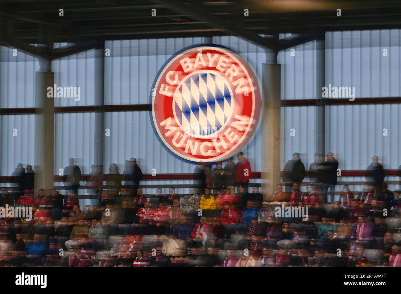 Marginal motif: FC Bayern logo, club emblem, emblem above the spectator ...
