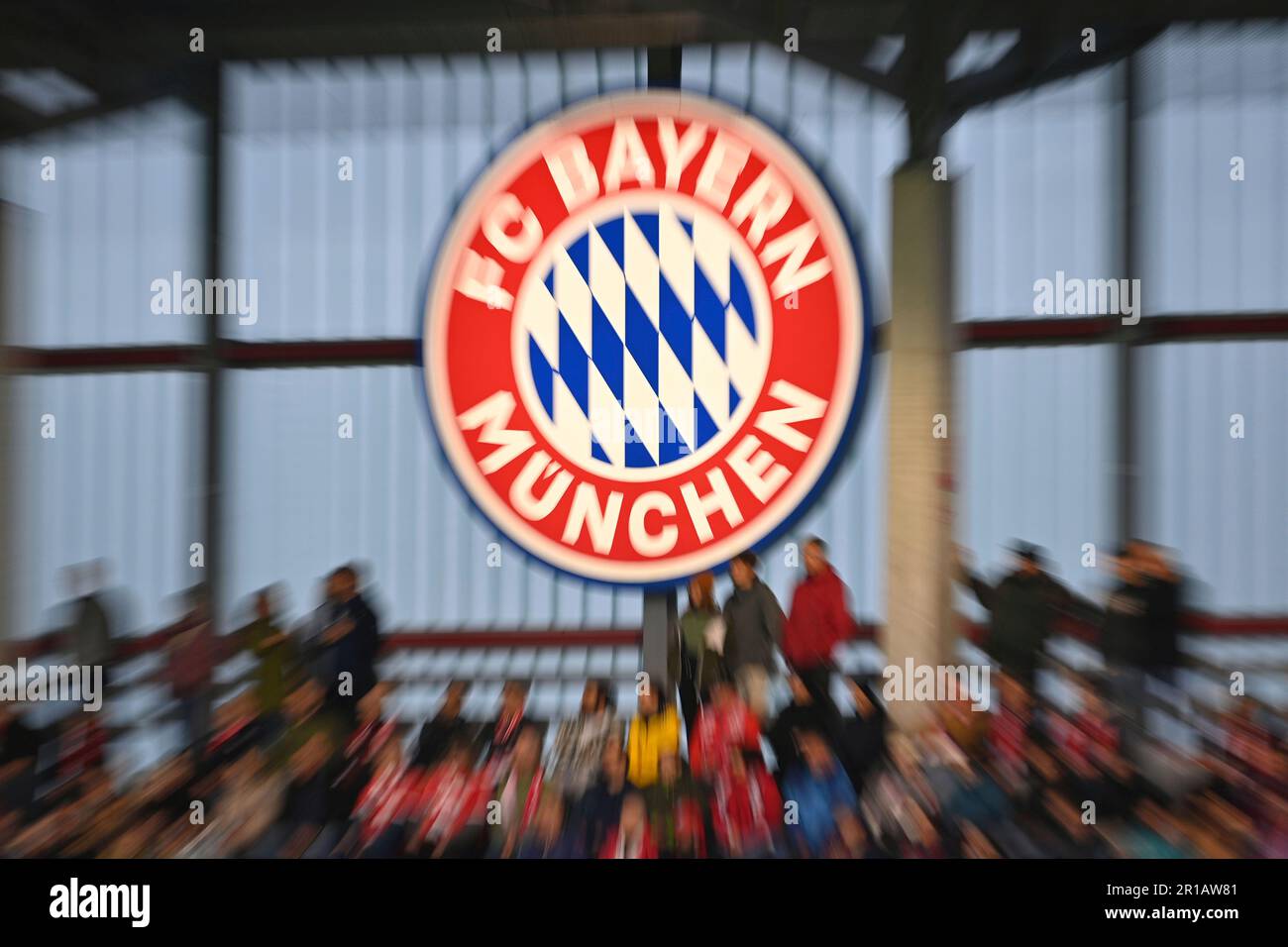 Marginal motif: FC Bayern logo, club emblem, emblem above the spectator ...