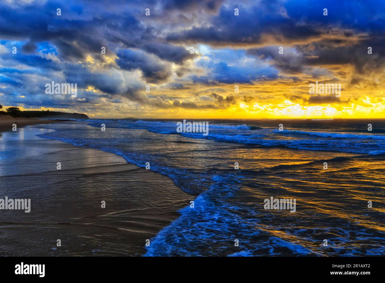 Spectacular seascape sunrise on Caves beach of Pacific coast in ...